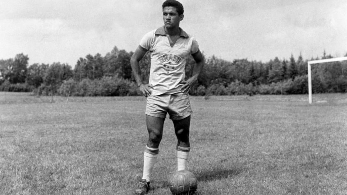 Biography of Famous Footballer Garrincha - The Engineers Blog